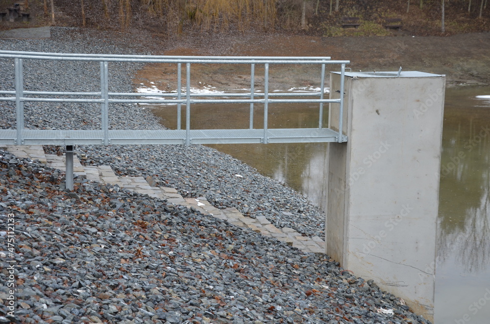 Foto de pond sluice, water reservoirs with regulation and concrete dam ...
