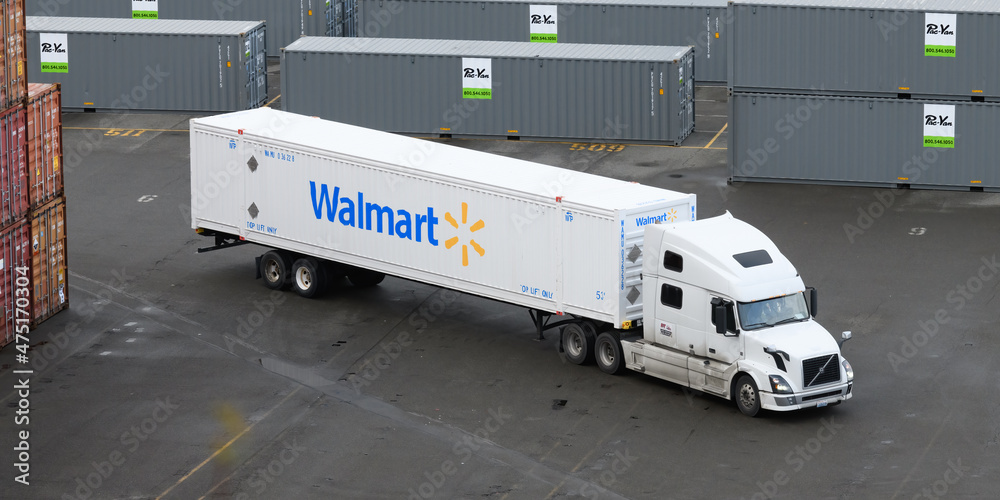 Everett, WA, USA - December 14, 2021; Truck pulling a white 53 foot ...
