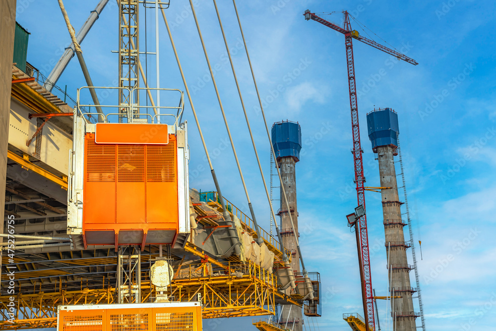 Foto de A landscape view of a construction elevator lifting workers ...