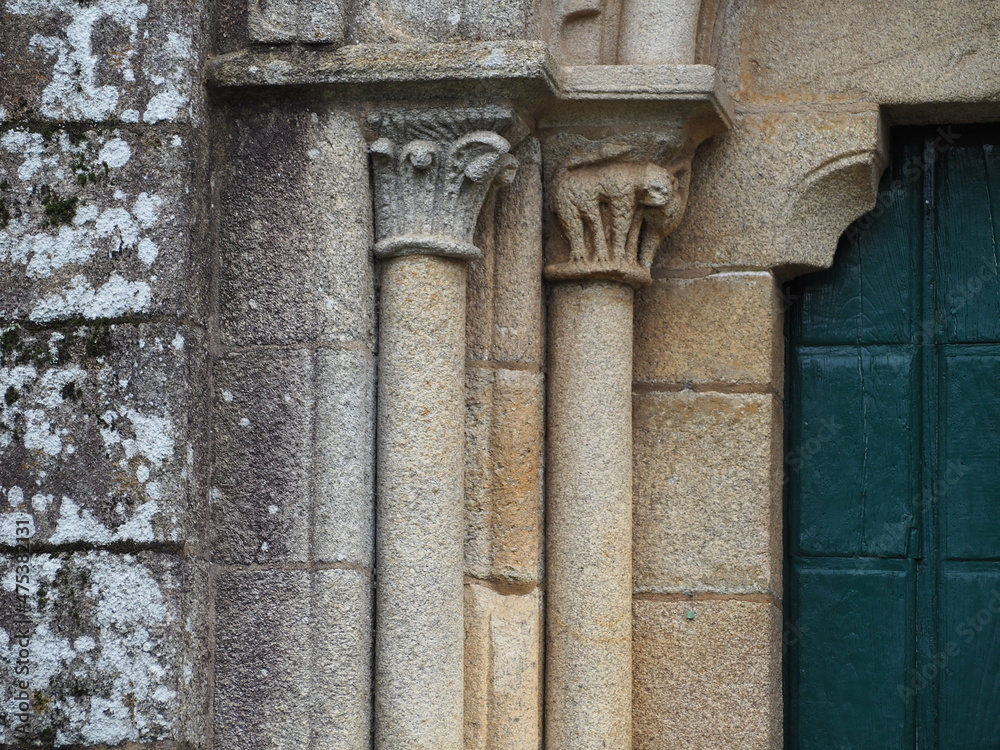 capitel romanico, lado derecho, con las figuras de cuadrúpedos, un leon ...