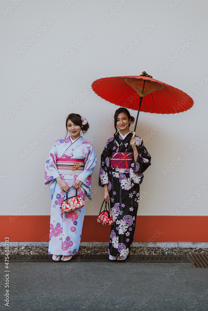 Foto de Storytelling image of two japanese girls wearing kimono ...
