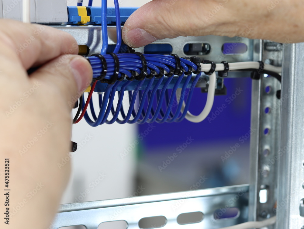 Installation of a cable tie on an insulated mounting wire in an ...