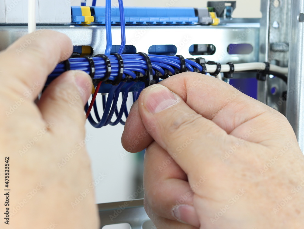 Installation of a cable tie on an insulated mounting wire in an ...