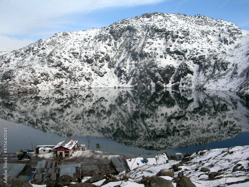 Foto de Snow covered terrain mirrored at Tsomgo Lake look mesmerizing ...