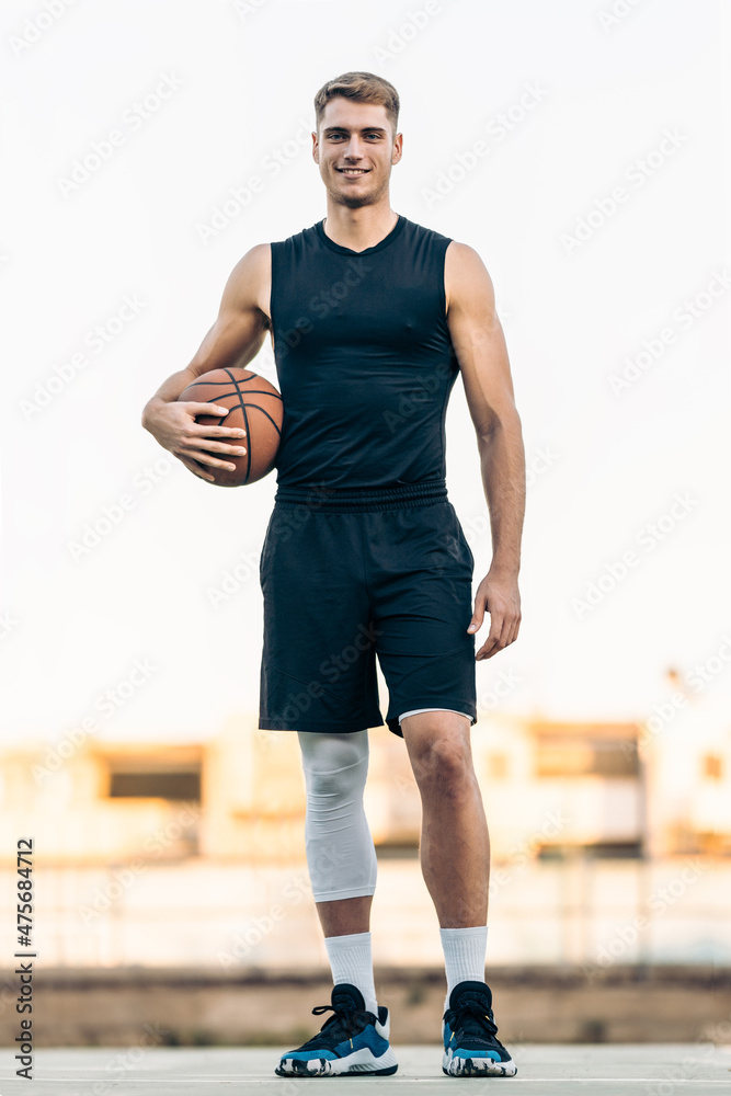Vertical portrait of a tall man with a basketball outdoors Stock-Foto ...