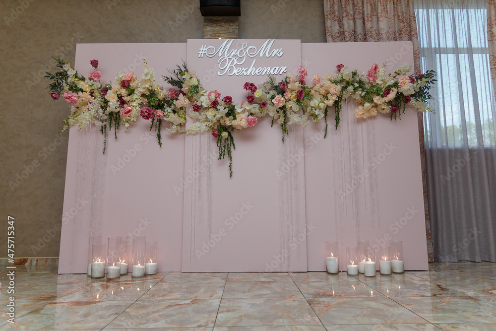 Foto de Upper part of pink decorative wedding arch, screen with flowers ...