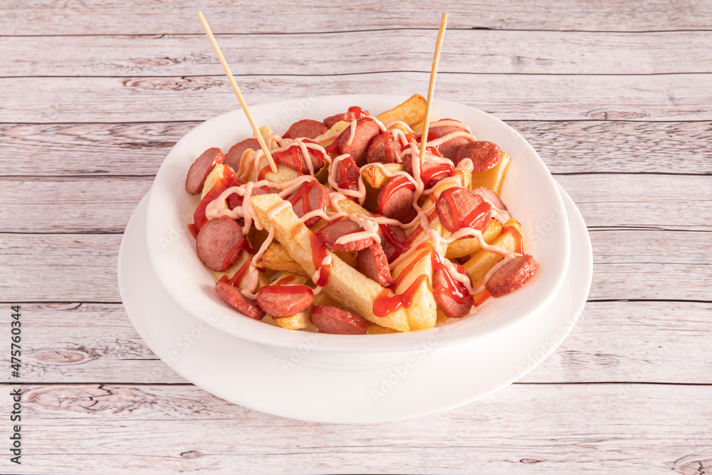 Fototapeta kuchenna La salchipapa o salchipapas es una comida rápida ...