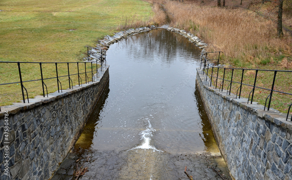 drainage of drainage water from the bottom of the dam dam or pond ...
