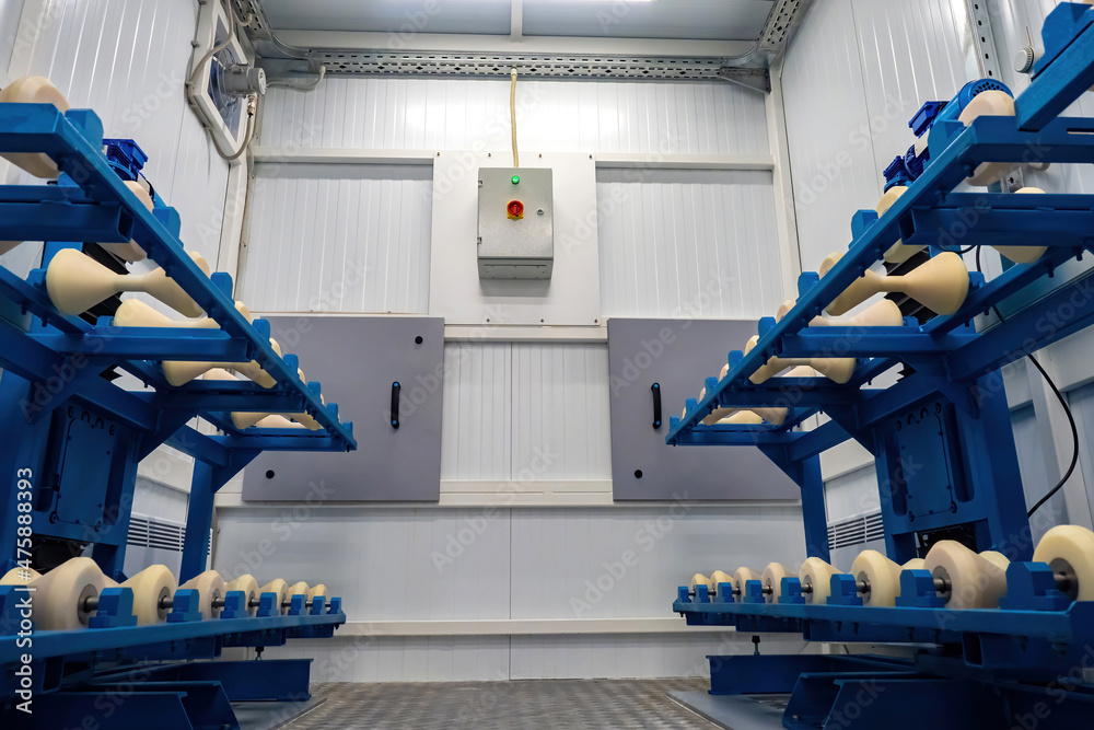 Installation with multiple rollers on rails. Roller conveyor for ...