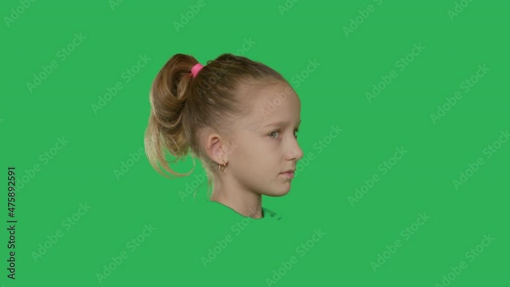 Vidéo Stock Close-up of head of girl rotate on green screen background ...