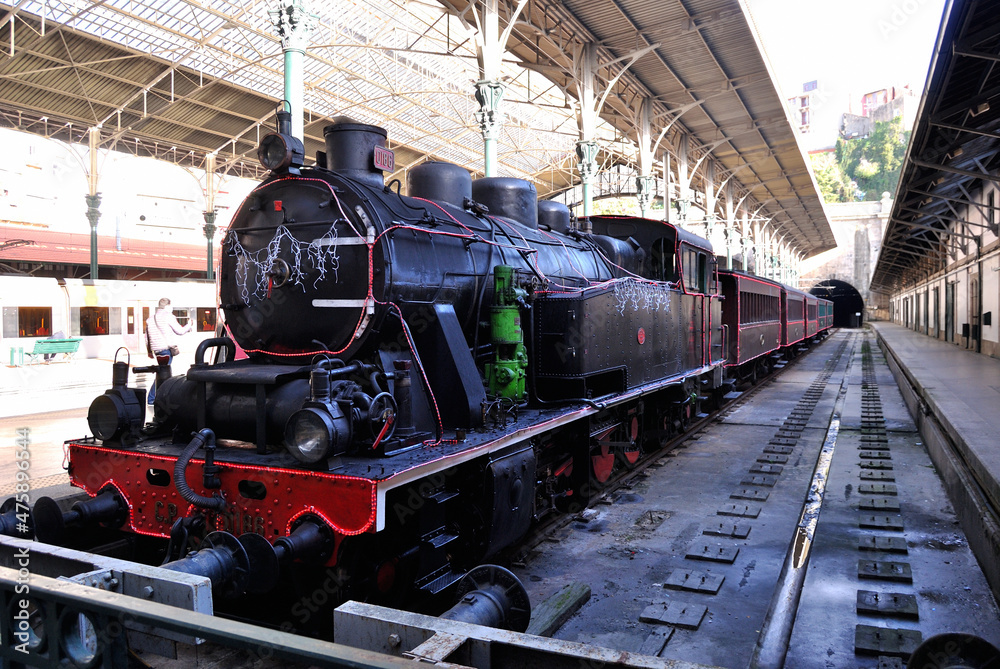 Comboio a vapor com decoração de natal da companhia Portuguesa CP ...