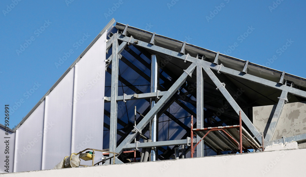 Load bearing structure of an industrial roof under construction Stock ...