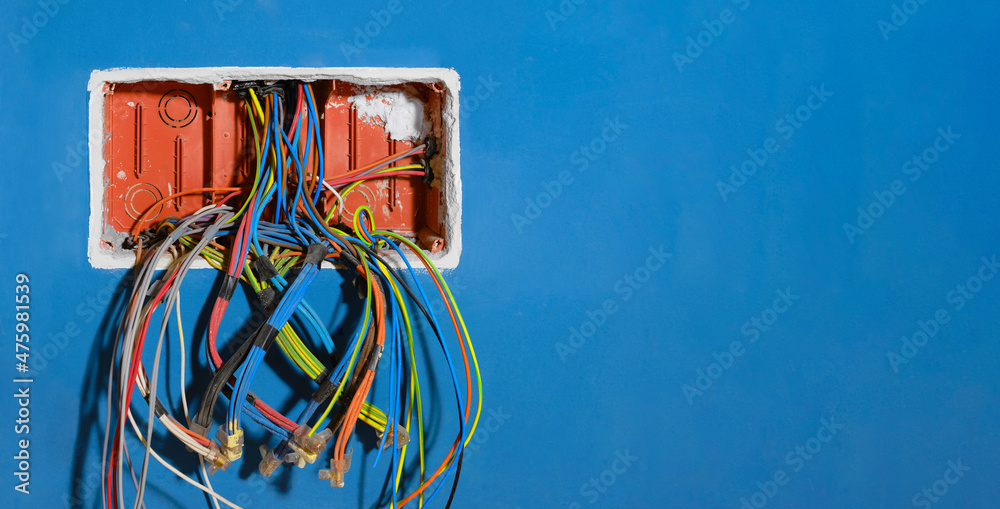 Foto Stock Colored electrical cables coming out of an open junction box ...