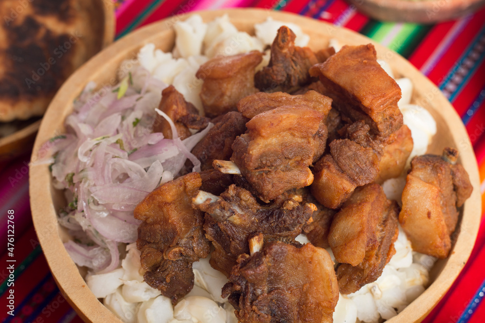 comida peruana, plato de chicharrones de chancho con mote y ensalada de ...