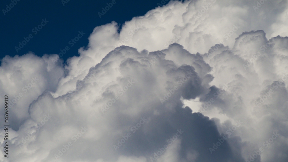 Vue rapprochée de gros cumulus bourgeonnants, parvenant bientôt au ...