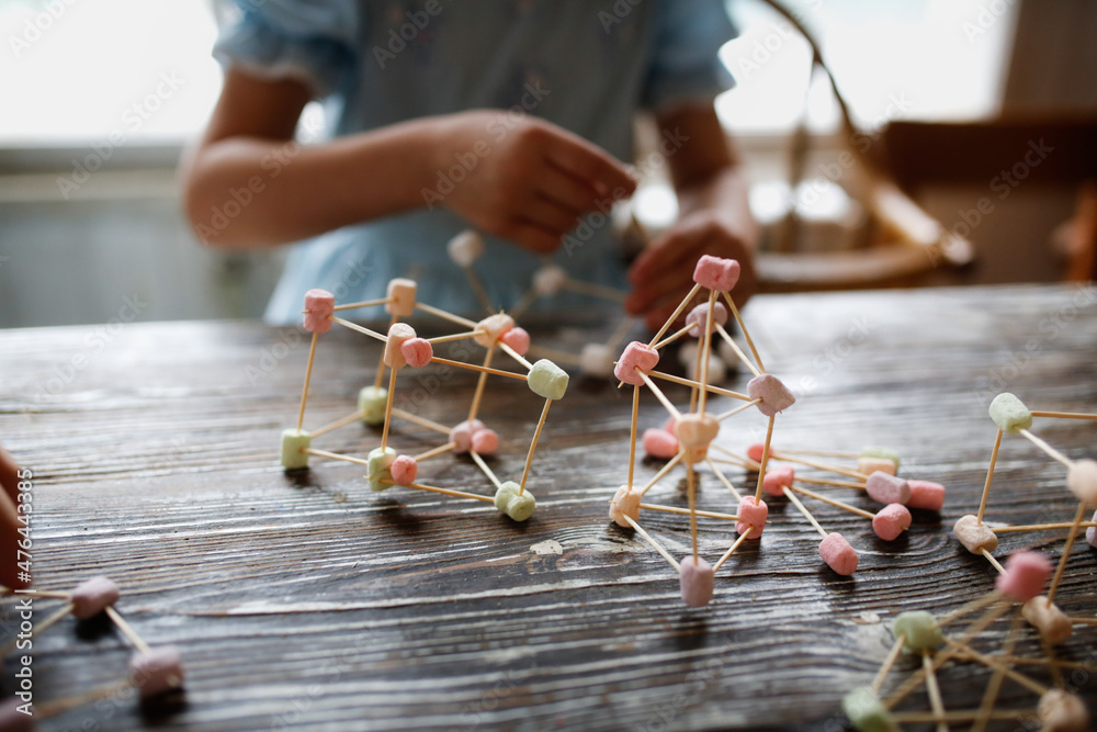 Foto de Children play with marshmallows and toothpicks, edible designer ...