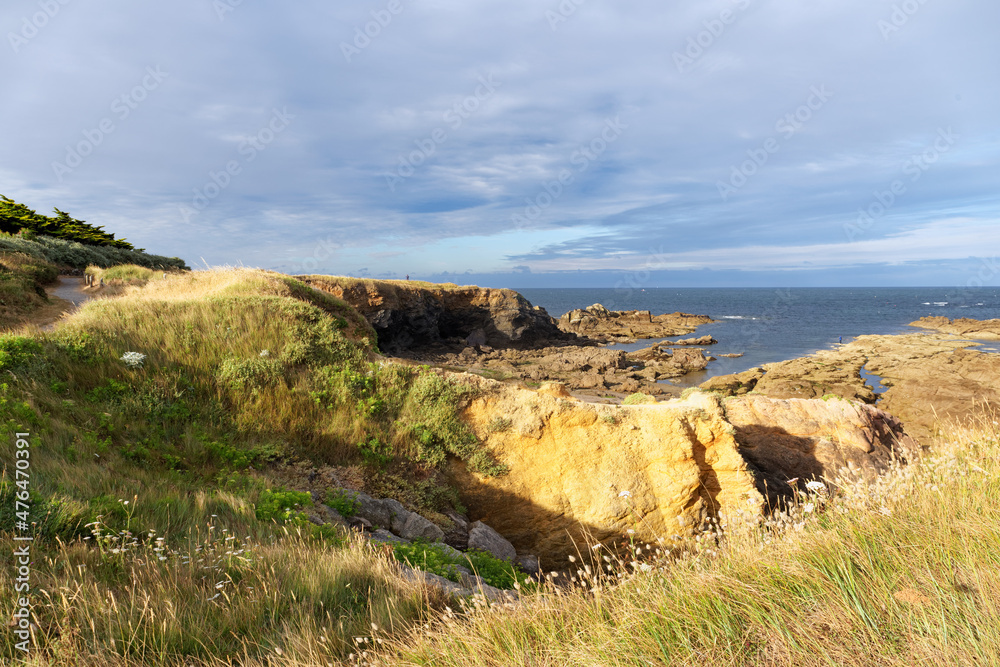Coastal path in the cliffs of Piriac-sur-Mer village in Brittany Stock ...