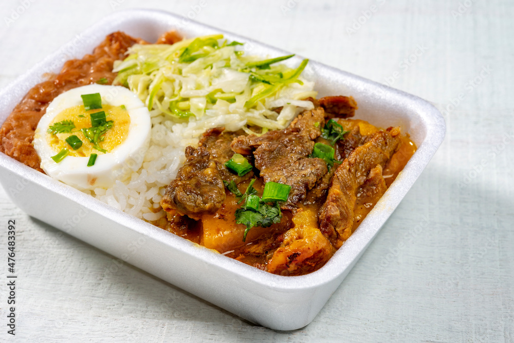 Foto de food delivery, styrofoam lunch box with beef meat cooked with ...