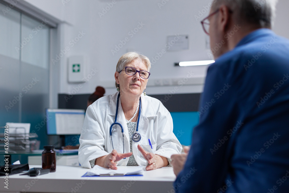 Foto de Doctor and patient meeting at consultation appointment to do ...