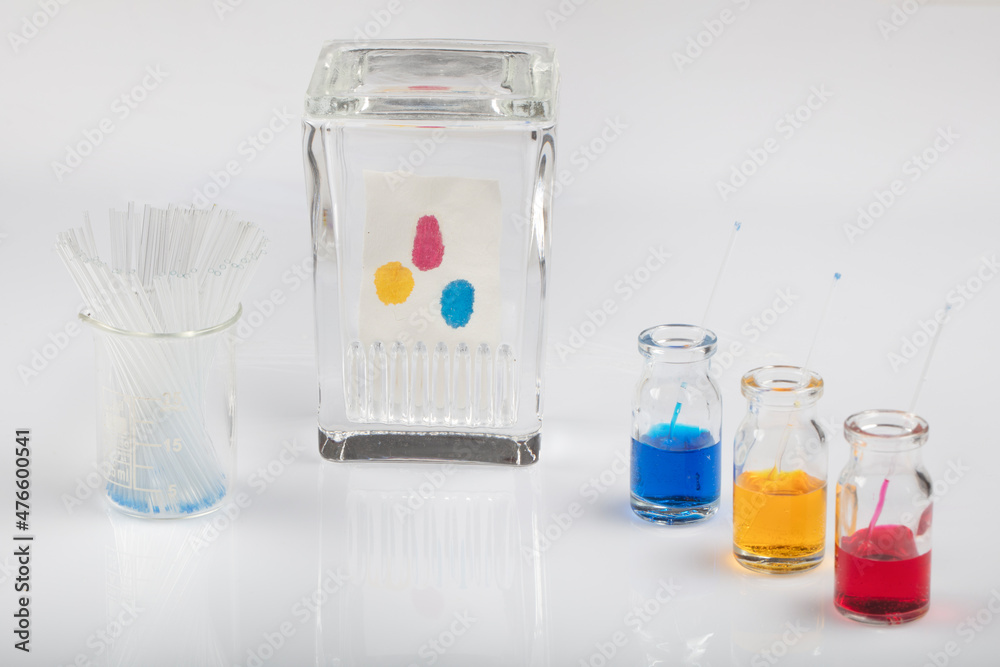 Foto de Thin layer chromatography equipments include jar, silica gel ...