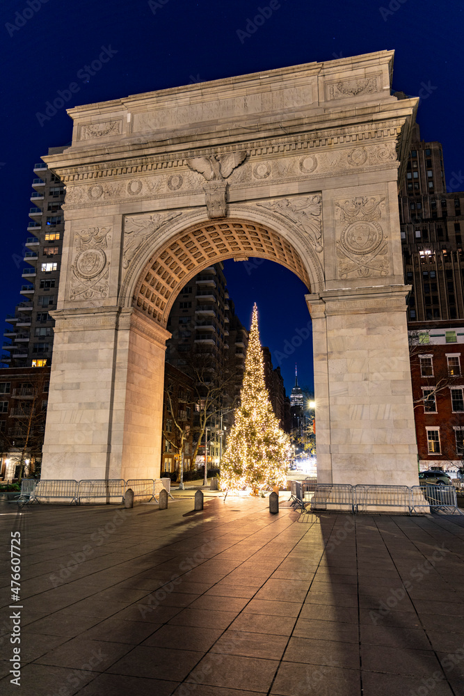 The Christmas tree inside the arch at Washington Square Park in New ...