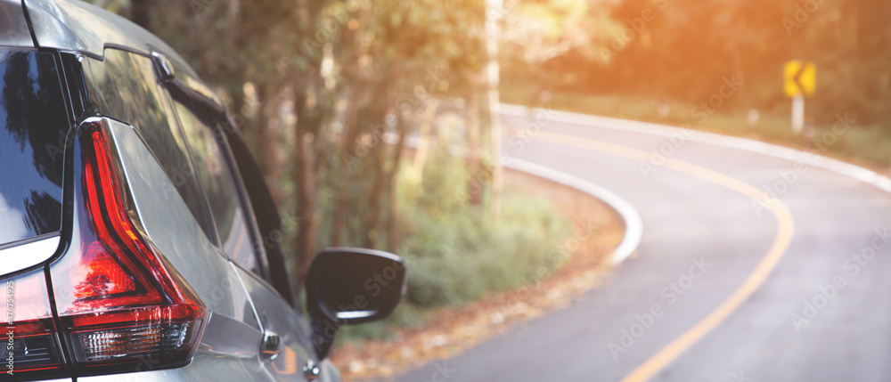 Driving into curves correctly and safely The driver had to slow down ...