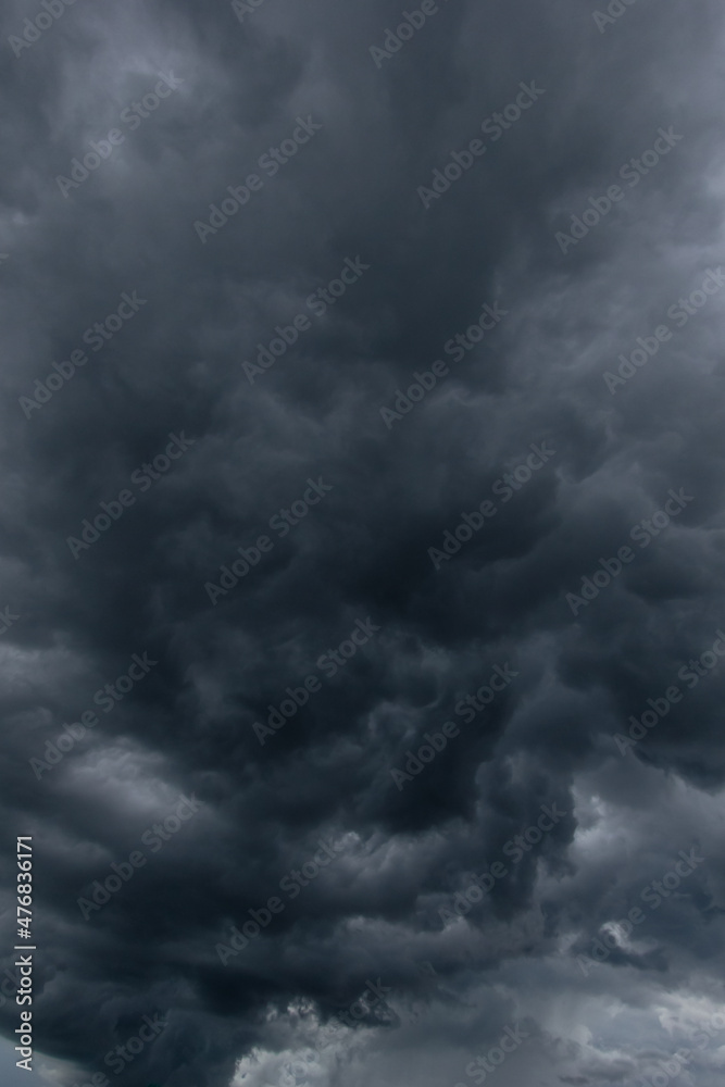 Fotka „The dark sky with heavy clouds converging and a violent storm ...
