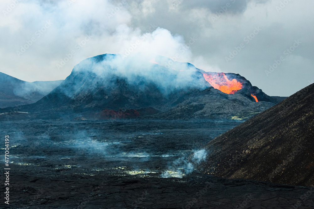 Fagradalsfjall volcano unleashing its lava in mild stages of ... Fagradalsfjall volcano unleashing its lava in mild stages of ...