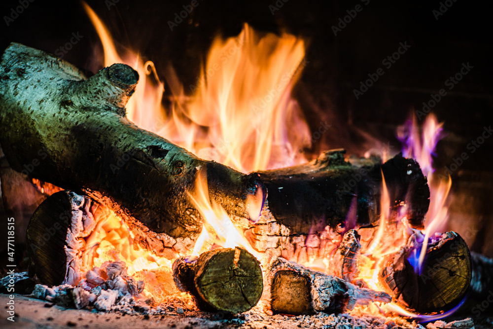 Lumbre o fuego de una chimenea francesa, fuente de calor primitiva ...