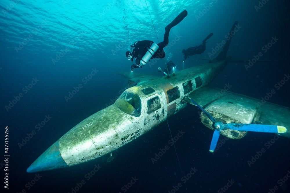 Scuba diver exploring plane wreck in Kreidesee Hemmoor quarry Stock ...