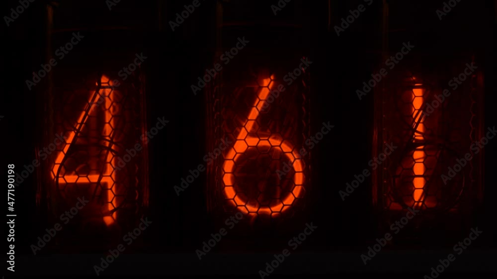 Vidéo Stock Retro vacuum tube display on the device counts seconds ...