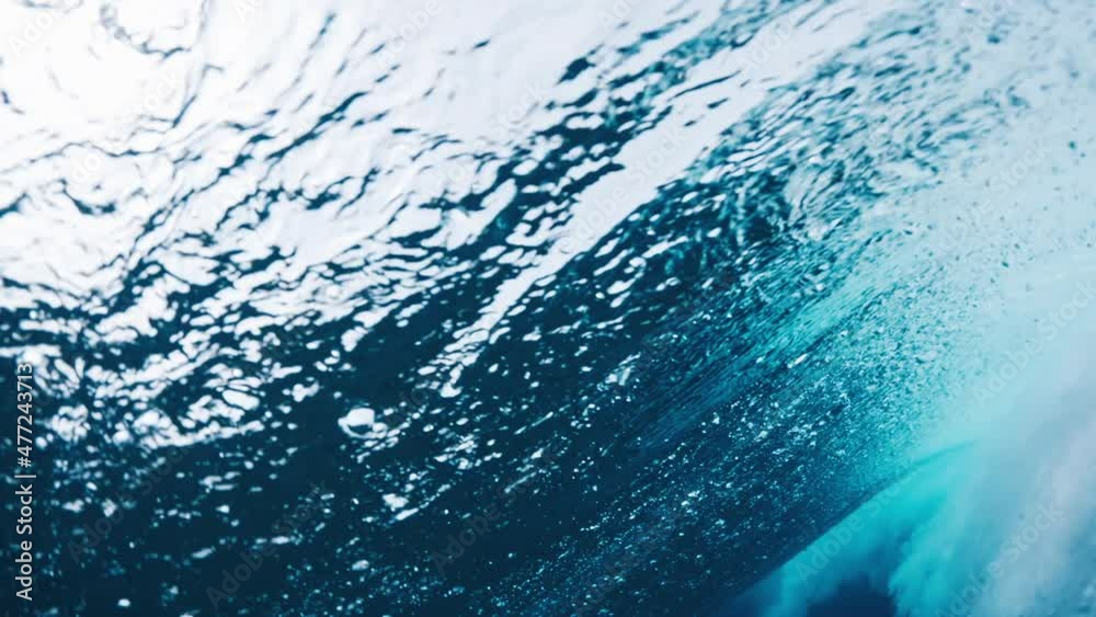 Vidéo Stock Ocean wave. Powerful clear ocean wave rolls and breaks on ...