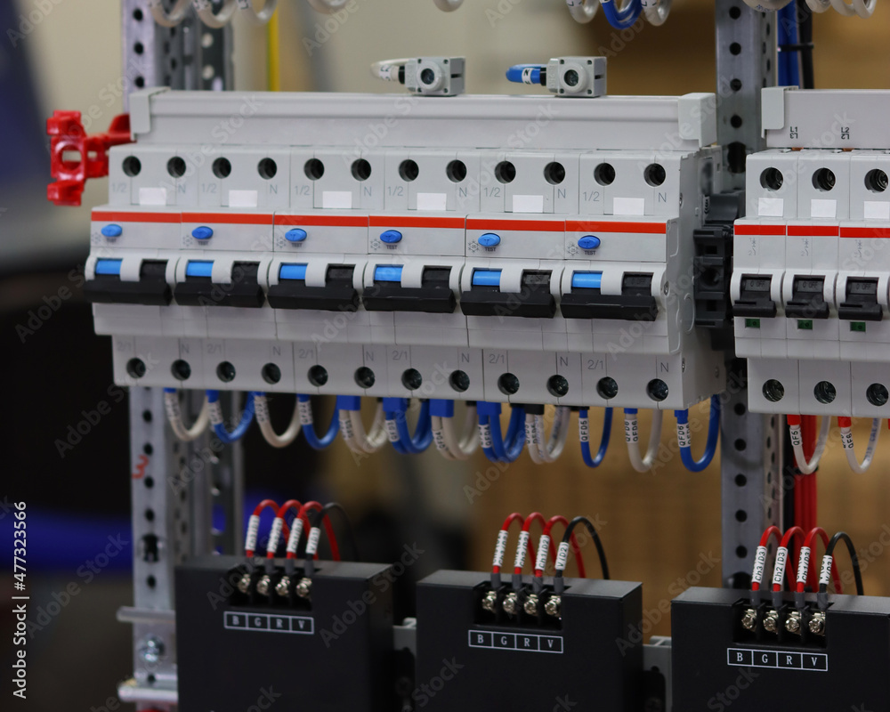 Electric differential protection automata on a din rail in an ...