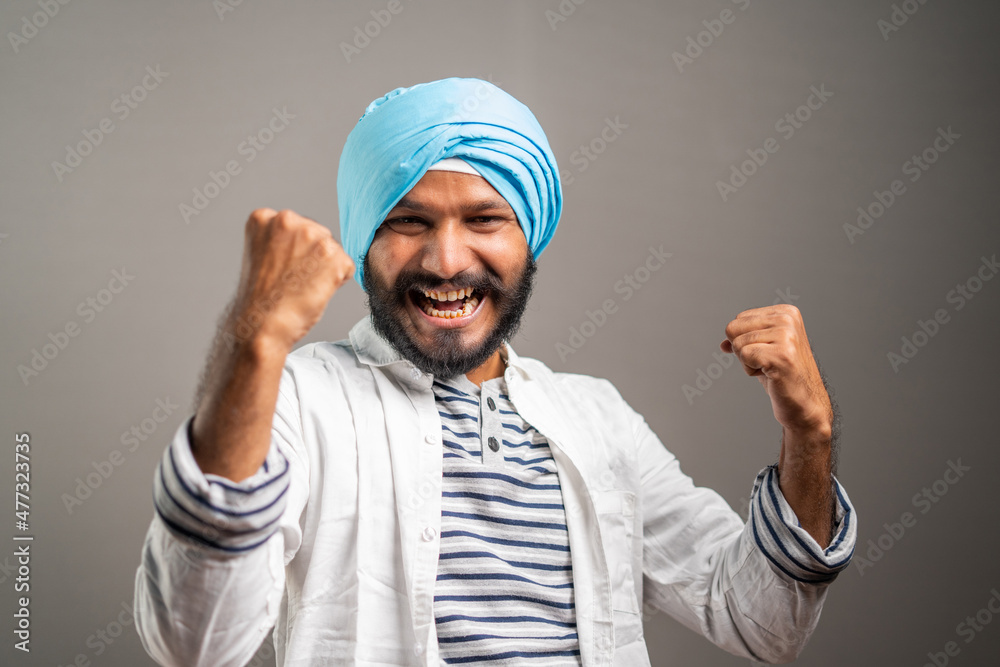 Foto de Excited sikh man celebrating succes by shouting and showing ...