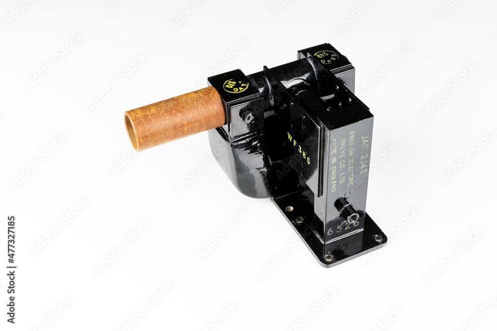 Cavity magnetron tube from English Electric Valve Co (type 2J42) on a ...