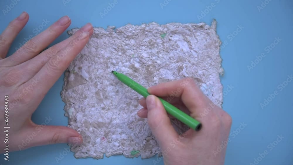 Vidéo Stock Women's hands draw a sign of reuse with a green felt-tip ...