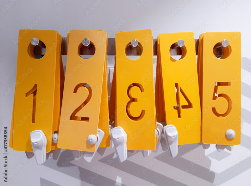 In the fitting room of the store, there are "numbers" for clothes ...