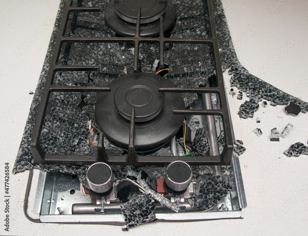 Foto de Debris from the explosion of a built-in gas hob in a glass ...