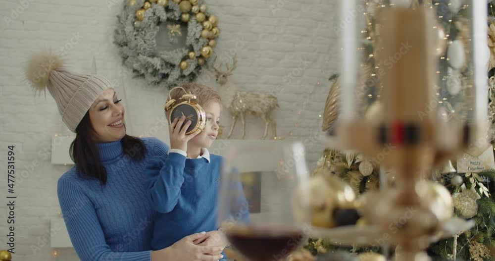 Vidéo Stock A mother with her son in blue clothes at a table, against ...