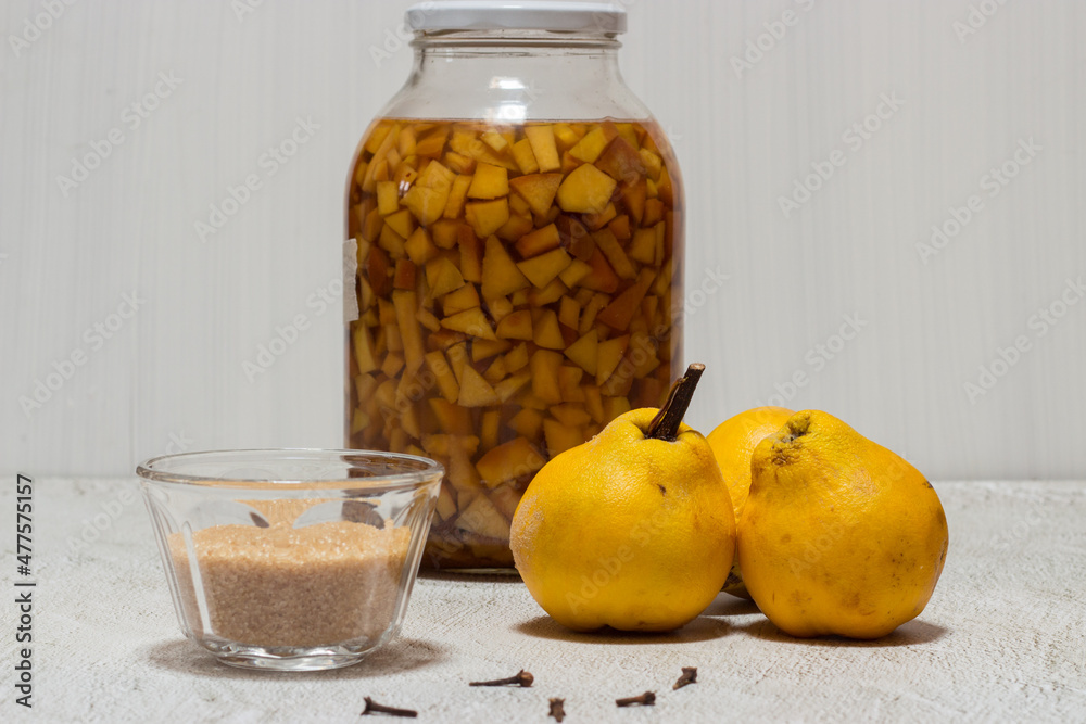 Foto de Homemade quince liqueur. Maceration of quinces in water, cane ...