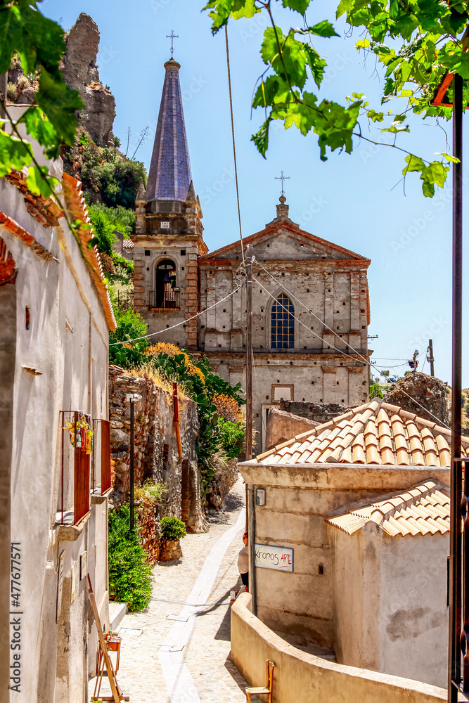 Foto Stock Small village of Pentedattilo, church and ruins of the ...