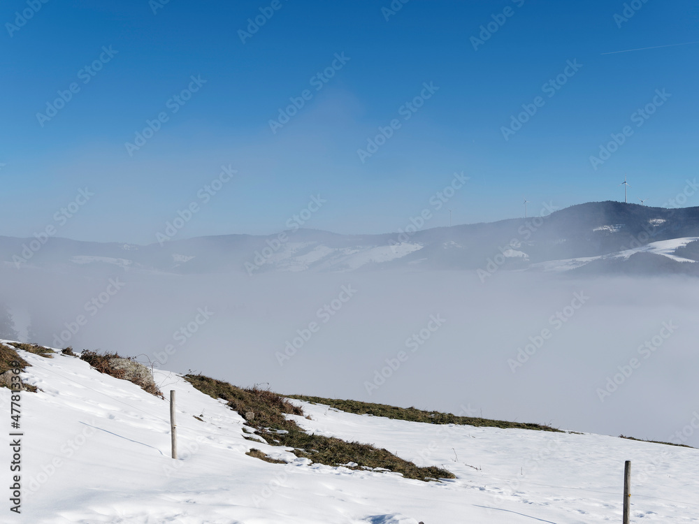 Winterszene im Zeller Bergland im Südschwarzwald. Panoramablick ins ...