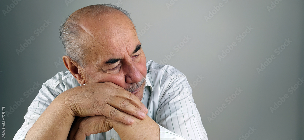 Foto de Unhappy middle-aged mature man feeling depressed at home alone ...