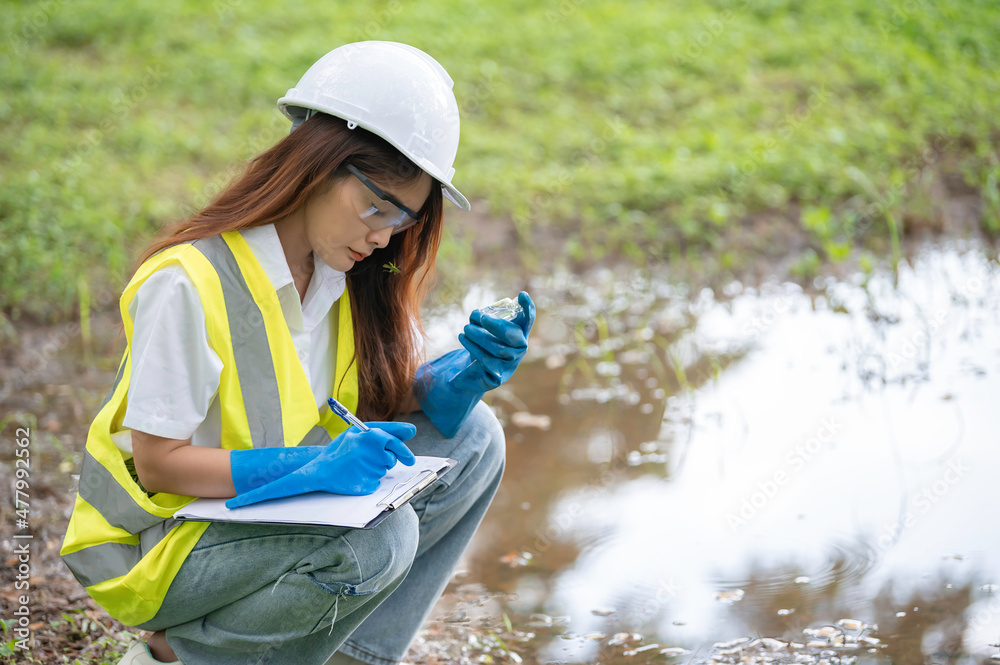 Environmental engineers inspect water quality,Bring water to the lab ...