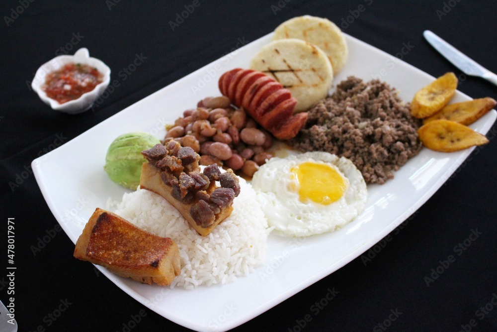 Bandeja paisa, comida tradicional de colombiana. Un delicioso plato ...