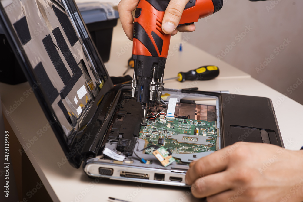 The wizard restores the laptop. Disassembly of the laptop into spare ...