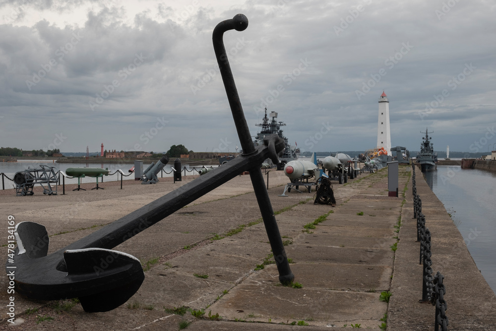 Foto de naval ship missiles, torpedoes, bombs on the berth for ships ...