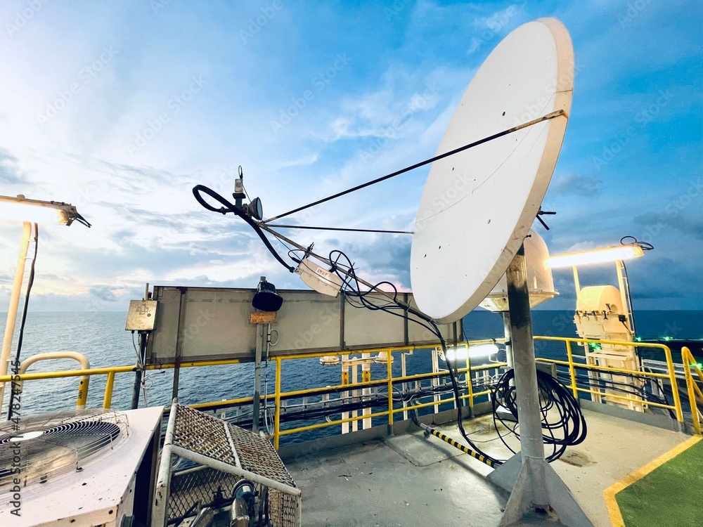 Offshore living quarter radiator and satellite radar or communication ...