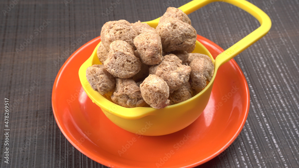 Raw soya chunks on dark background. Healthy, nutritious soybean meat ...