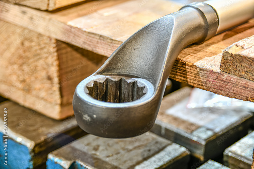 Box spanner for bolting of mating parts in mechanical engineering ...